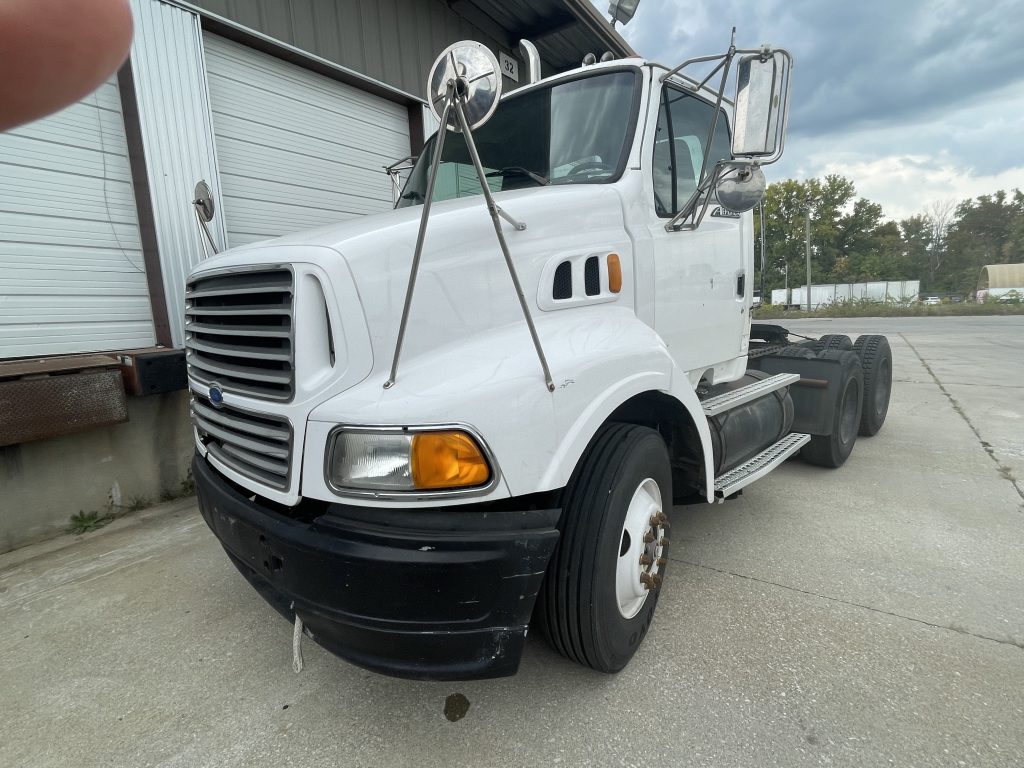 1997 Ford L8000 - Truck Country