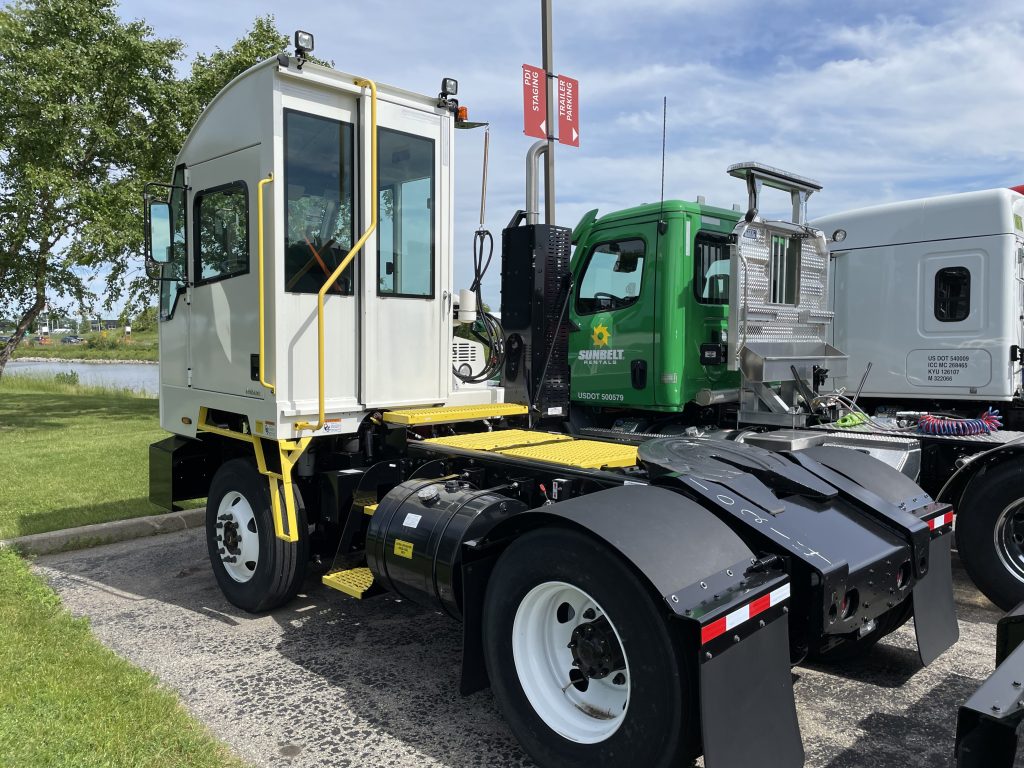 2023 Autocar ACTT42 - Truck Country