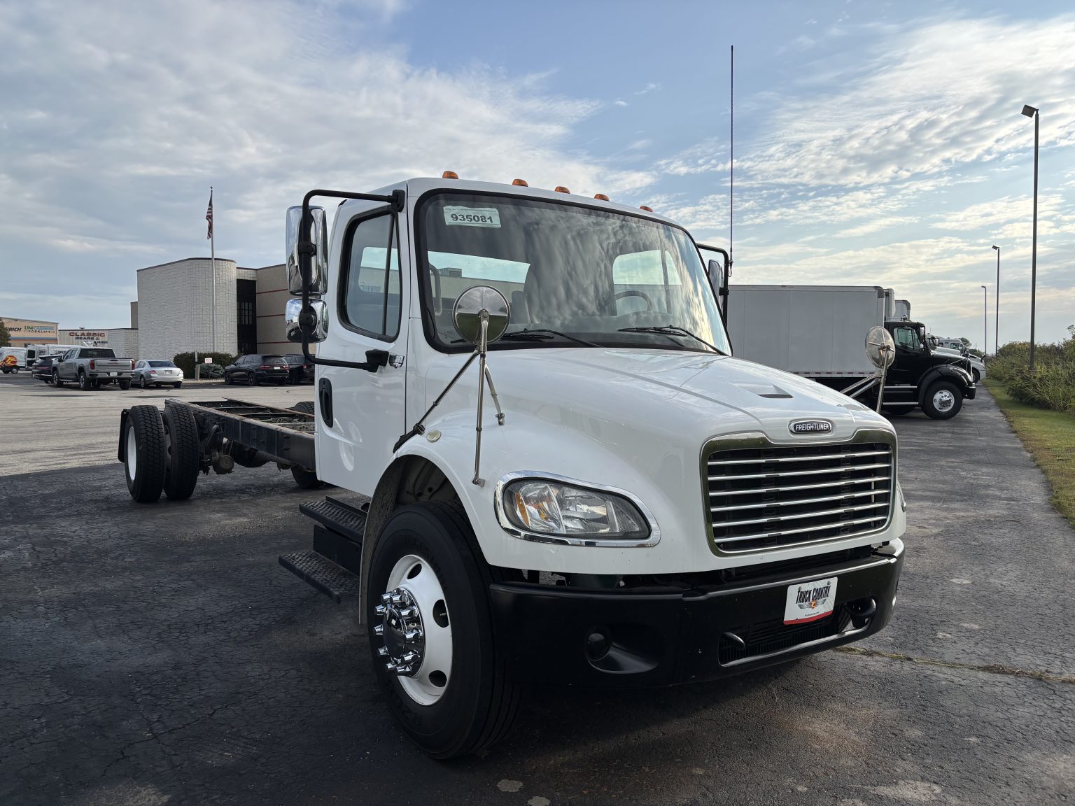 2019 Freightliner M2106 - Truck Country